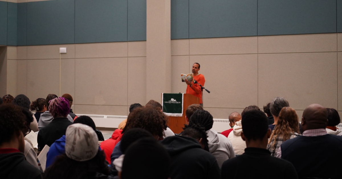 Acclaimed Poet Talks to First Year Students at Common Reading Event