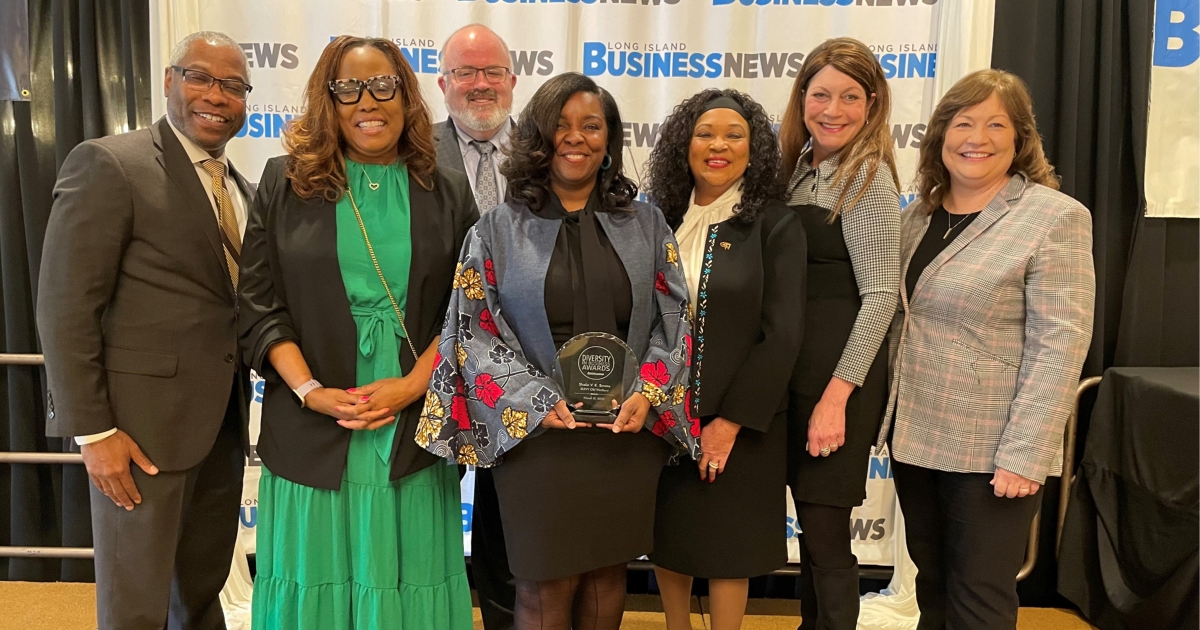 Dean Simms Earns ‘Diversity in Business’ Honor | SUNY Old Westbury